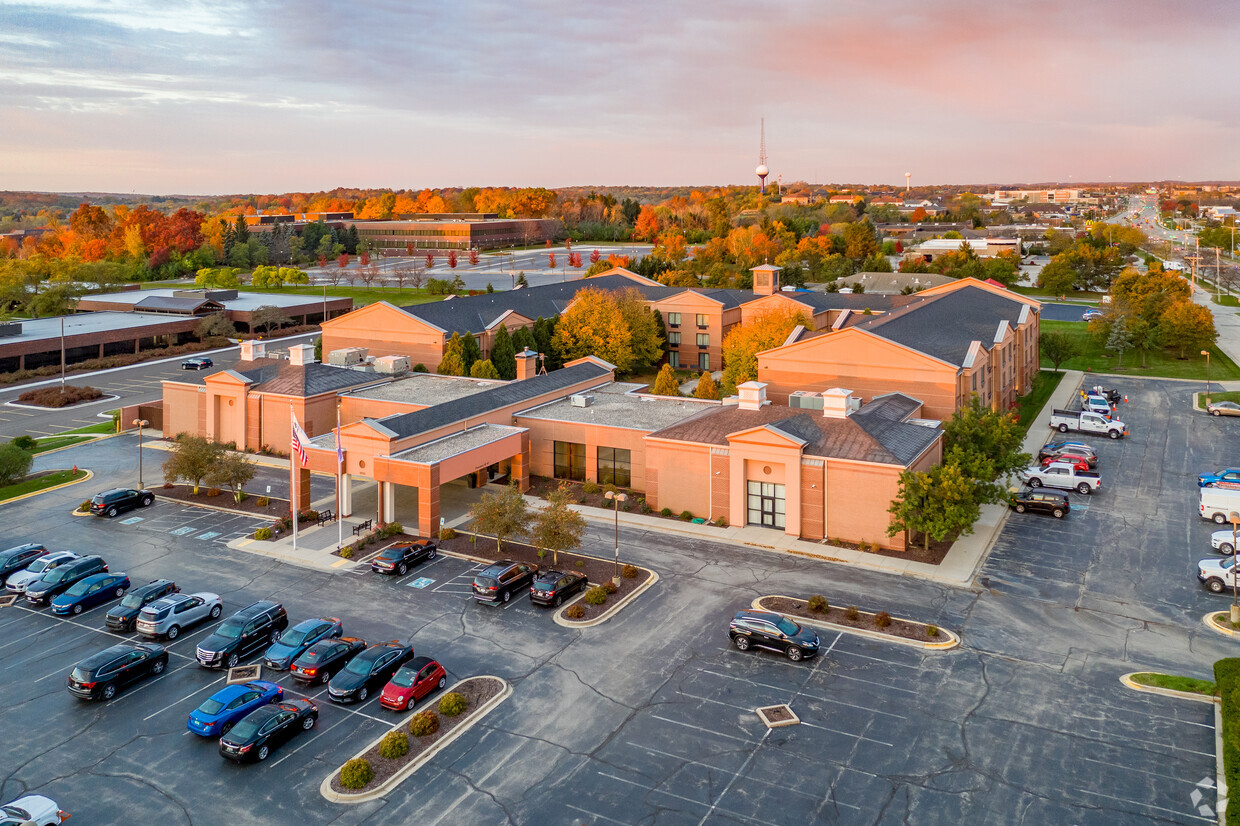 DoubleTree Hotel Milwaukee-Brookfield - Marcus & Millichap