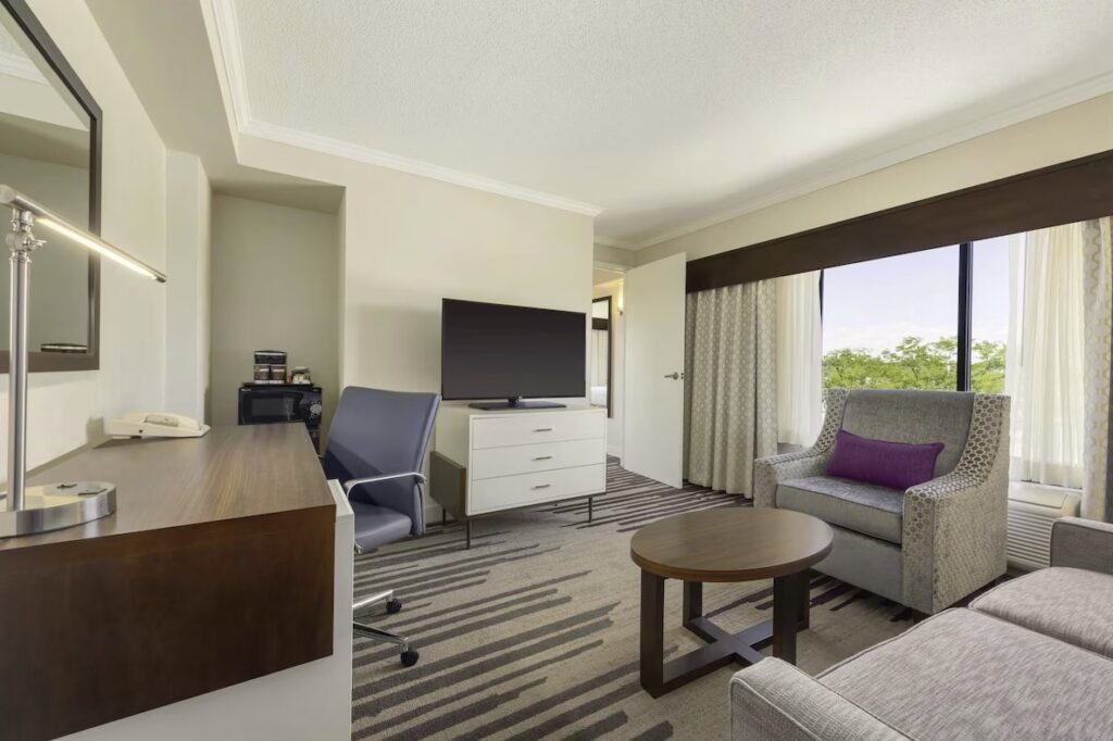 DoubleTree Hotel Milwaukee-Brookfield - Marcus & Millichap